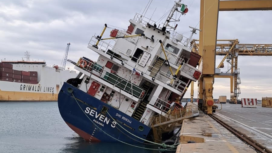 Una nave si inclina nel terminal genovese dei Messina | Ship2Shore