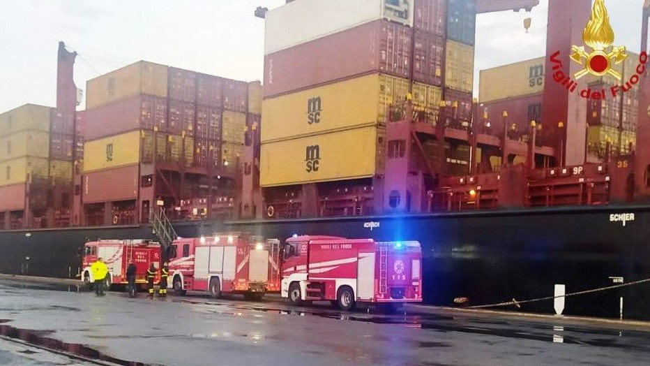 Incendio a bordo di una portacontainer ormeggiata a Gioia Tauro senza ...
