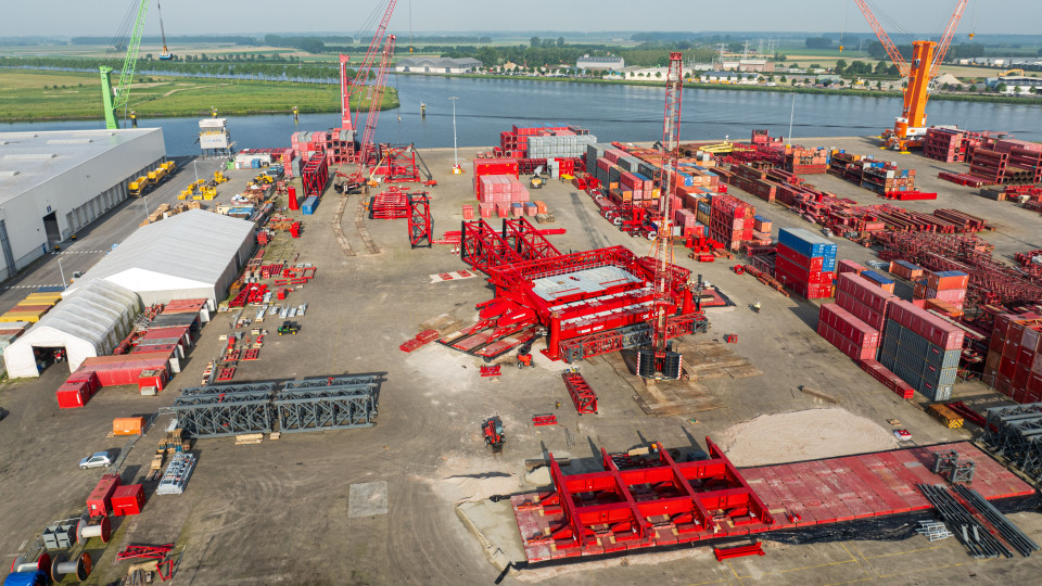 Mammoet begins assembly of world’s biggest land-based crane | Ship2Shore