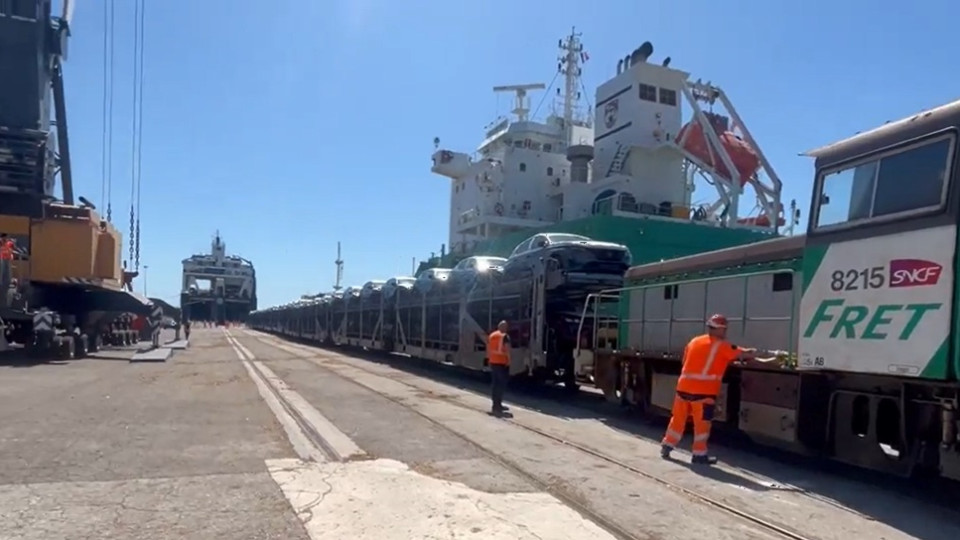 In Francia le auto Stellantis viaggiano in treno | Ship2Shore