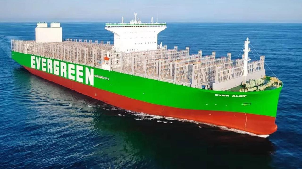 La più grande nave portacontainer del mondo batterà bandiera panamense ...