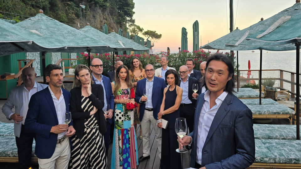 La stella marittima di Hing Chao e di Wah Kwong brilla nella baia dei ...