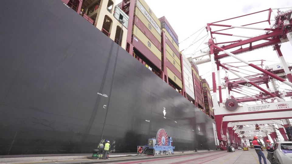 The cold-ironing era for cargo vessels begins in Barcelona port ...